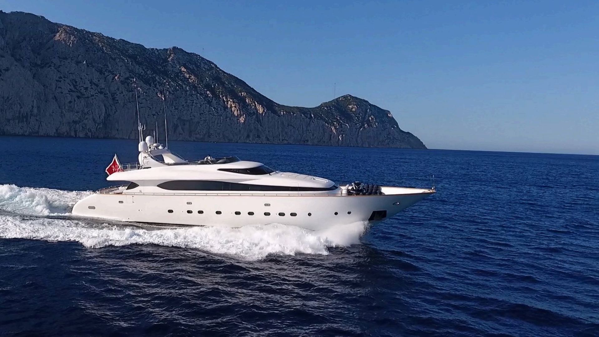 New CA on 32m Maiora motor yacht Amaya